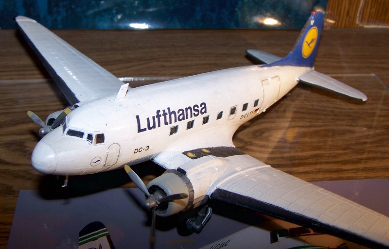Douglas DC-3, Monogram 1:90 von Wolfgang Warnholtz