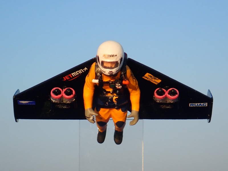Jetman – Yves Rossy, Eigenbau 1:27 von Thomas Brückelt