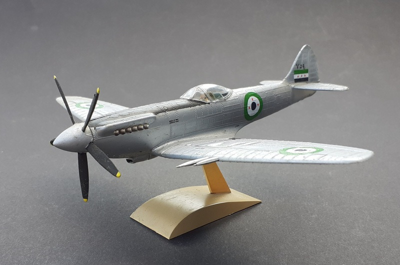 Supermarine Spitfire F.22, Testors 1:72 von Tom Klose