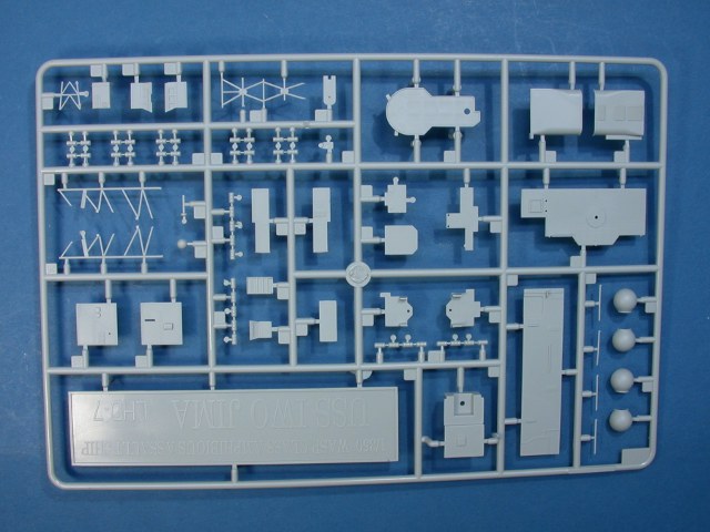 U.S.S. Iwo Jima (LHD-7), Revell Nr. 05109 - Modellversium Kit-Ecke